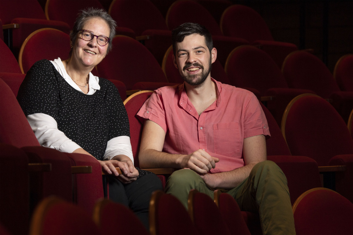 Moeder Lineke en zoon Kasper studeren op dezelfde dag af - U-Today