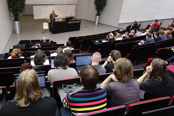Miljonair stelt studiebeurzen beschikbaar - U-Today