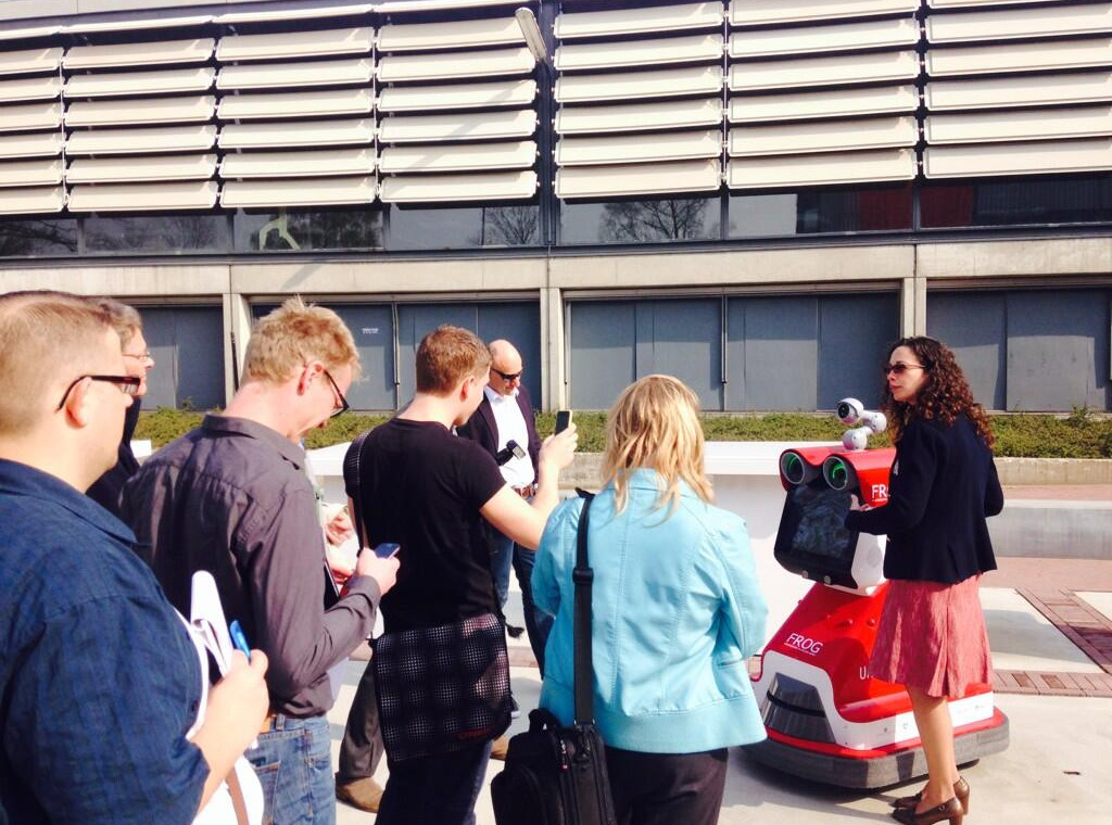 Robot heet koning welkom en zoeft over campus - U-Today