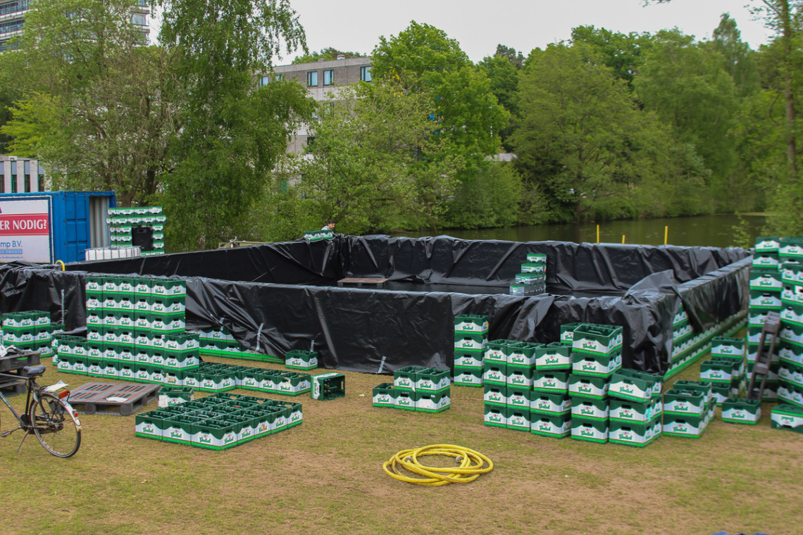 2000 kratten + 144.000 liter water = bierkrattenzwembad - U-Today
