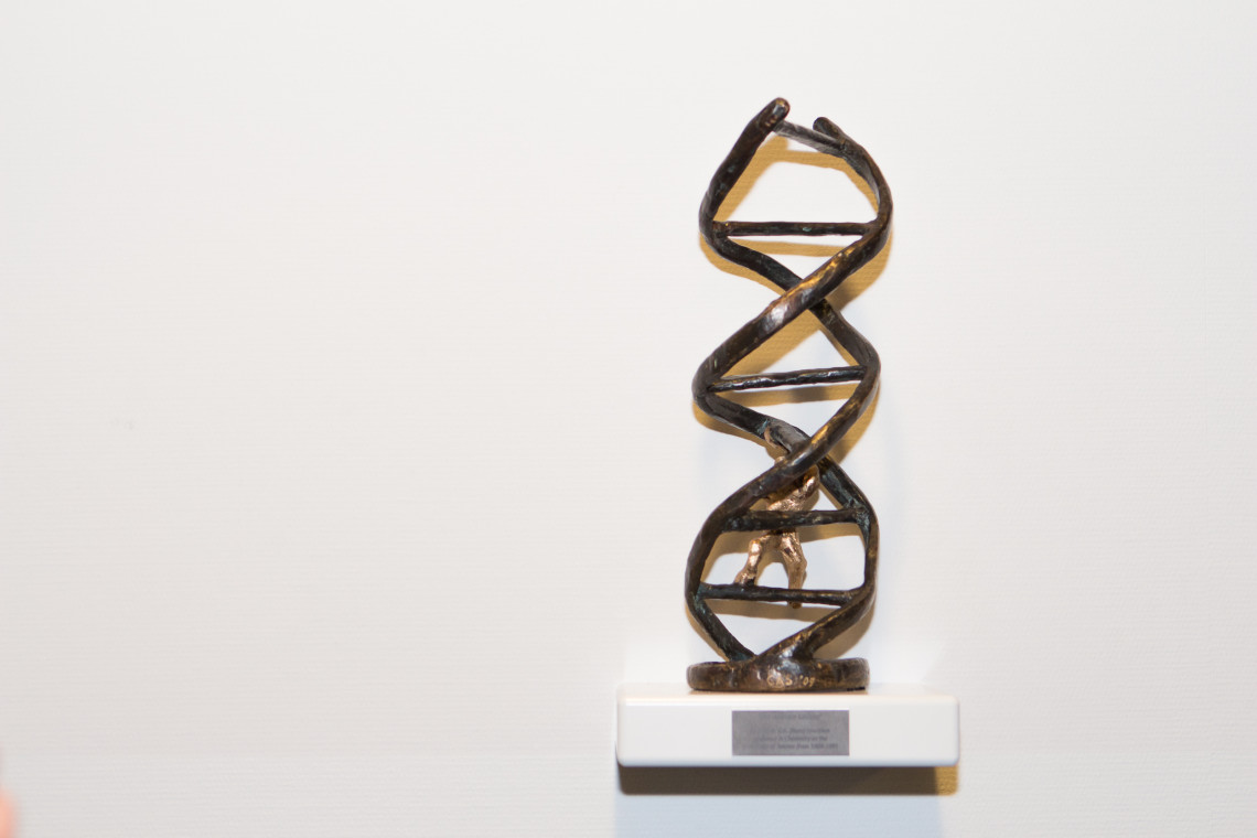 Oud-prof schenkt bronzen Science Ladder - U-Today