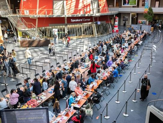 Tienduizend internationale studenten halen verblijfspapieren op in Den ...