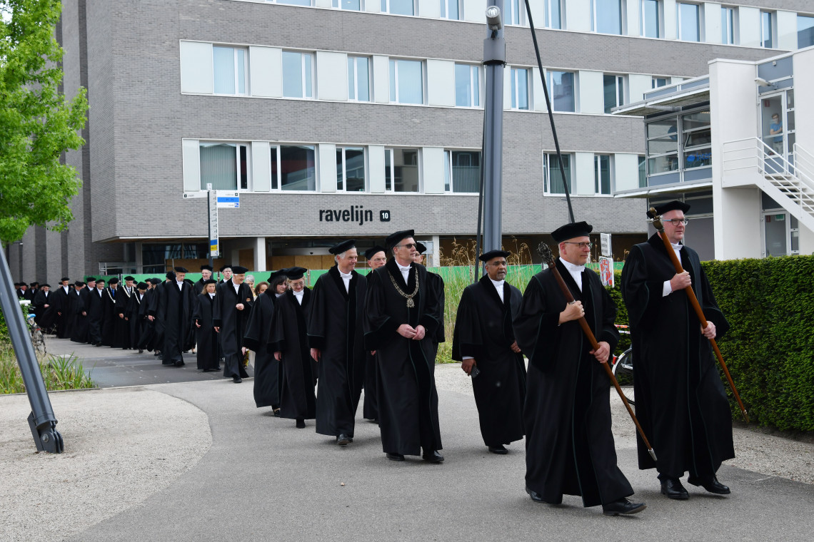 Vele tientallen leerstoelen krijgen geld van stichtingen en instanties ...
